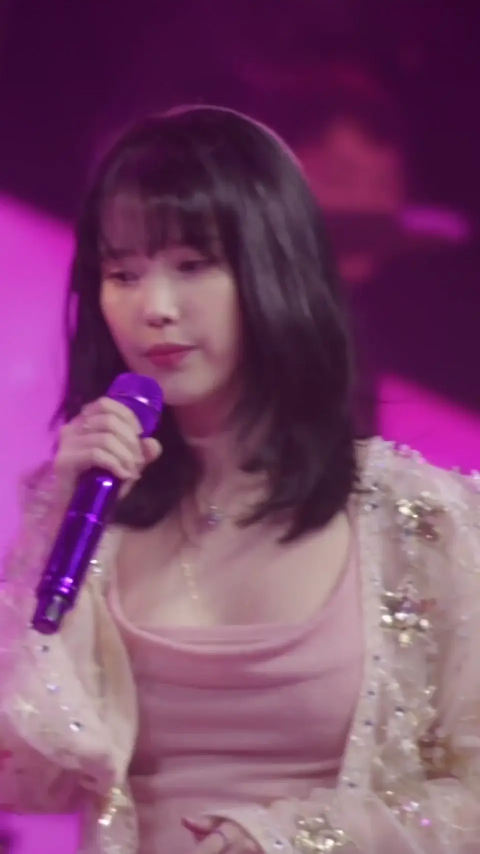 핑크 블라우스 입고 숙이는 아이유 귀한 가슴골 - 유저방송 - 엠봉