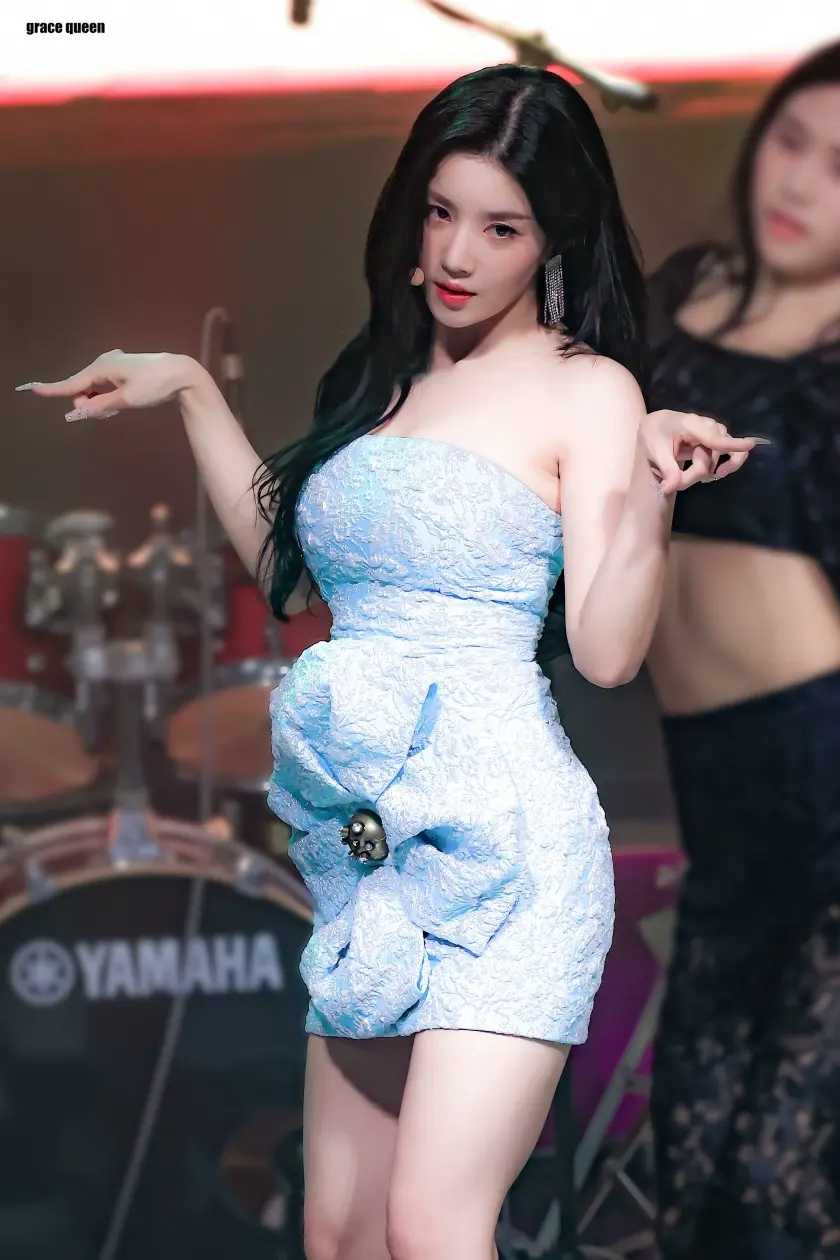 권은비 오프솔더 묵직한 가슴골 유저방송 엠봉