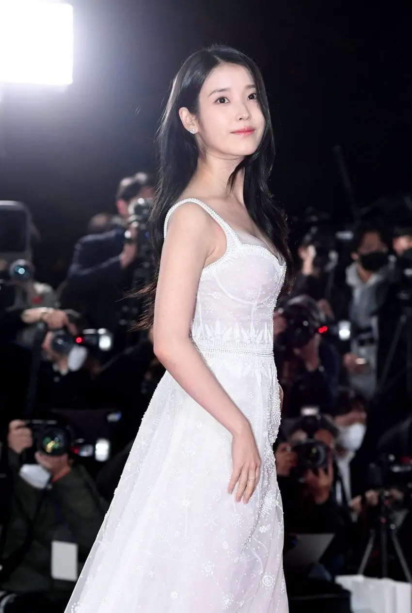 아이유 화이트 민소매 드레스 유저방송 엠봉