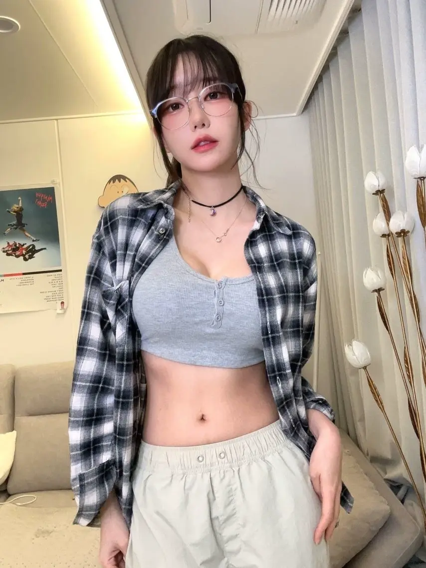 QWER 마젠타 회색 골지 크롭탑 안경 미모 - 유저방송 - 엠봉