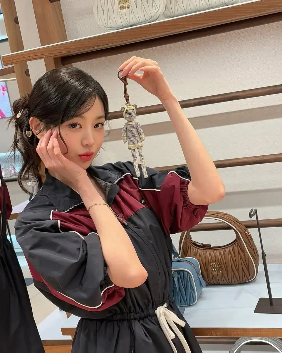 아이브 장원영 인스타 (250219) - 엠봉 찰카닥