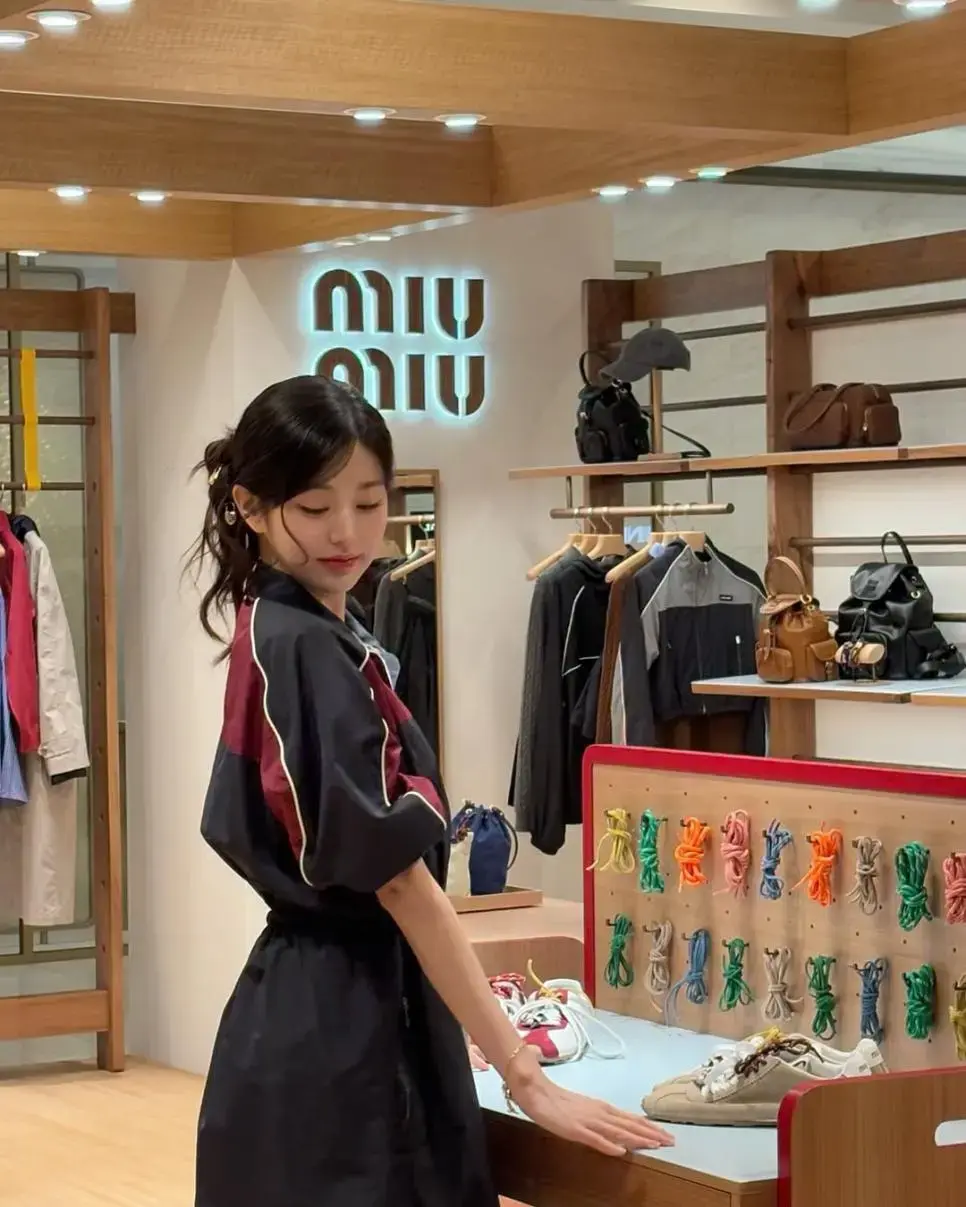 아이브 장원영 인스타 (250219) - 엠봉 찰카닥